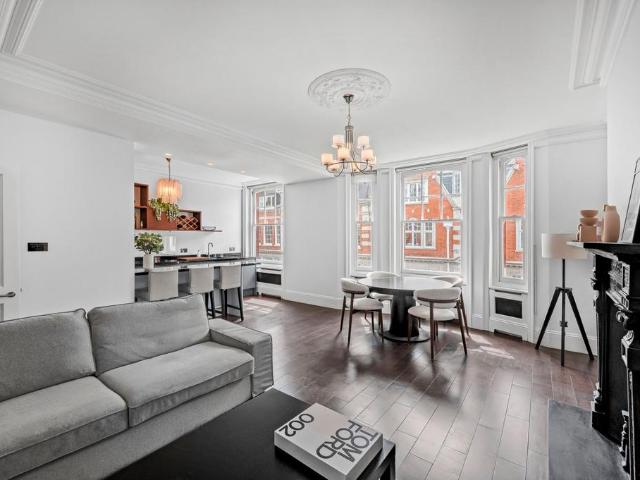 Great Portland Street, Fitzrovia. 3 bed flat to rent £7,500 pcm £1,731 pw