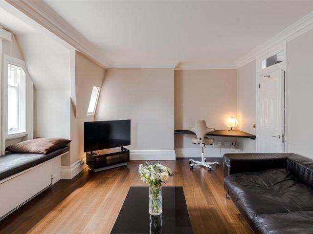 Great Portland Street, London, W1W 1 bed apartment to rent £3,500 pcm £808 pw