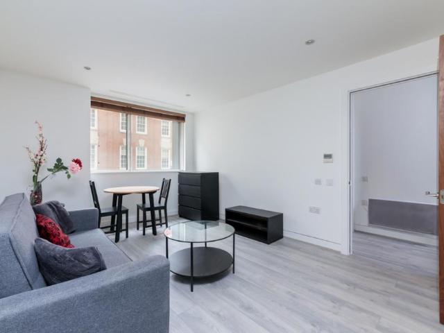 Great Portland Street, London W1W 1 bed flat to rent £2,800 pcm £646 pw