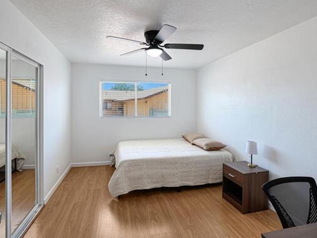 Great roommates! Close to Mid Town Phoenix. Fiber optic internet, Bi weekly Cleaning, Easy Access to Public transportation & Responsive Staff