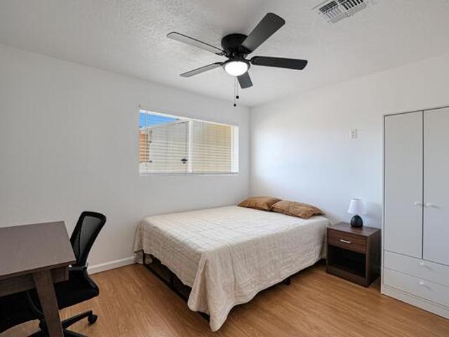 Great roommates! Close to Mid Town Phoenix. Fiber optic internet, Bi weekly Cleaning, Easy Access to Public transportation & Responsive Staff