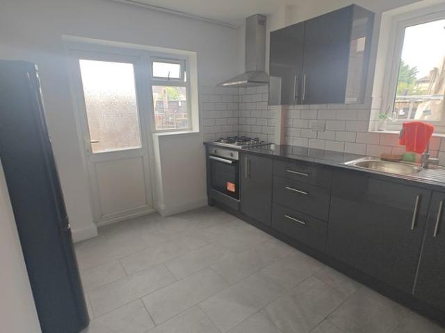 Great South West Road, Hounslow TW4, 1 bed maisonette to rent, £1,500 pcm | PrimeLocation