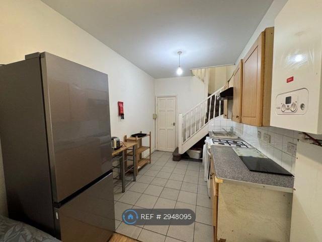 Great South West Road, Hounslow TW4, 2 bed flat to rent, £1,500 pcm | PrimeLocation