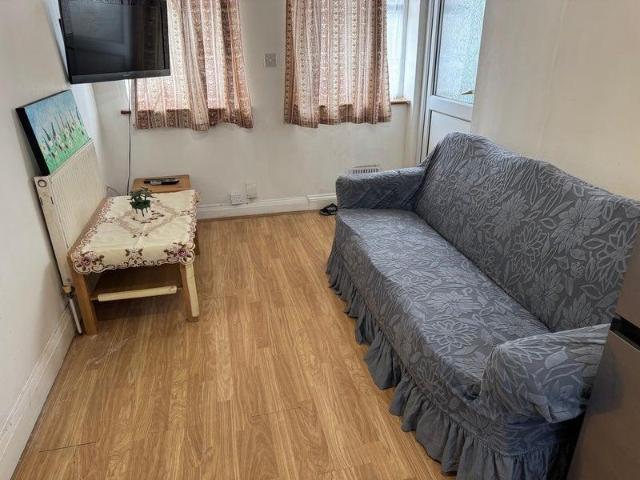 Great South West Road, Hounslow TW4 2 bed flat to rent £1,650 pcm £381 pw