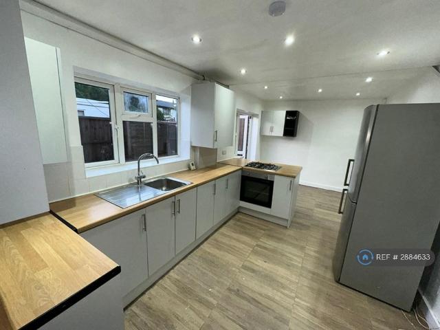 Great South West Road, Hounslow, TW4 5 bed semi detached house to rent £3,200 pcm £738 pw