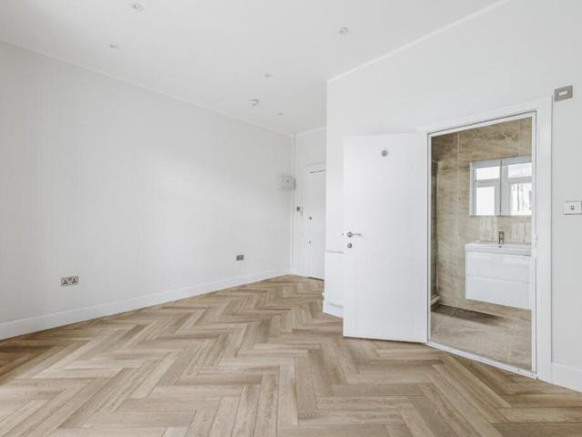 Great studio slat with balcony. Inc Council Tax!