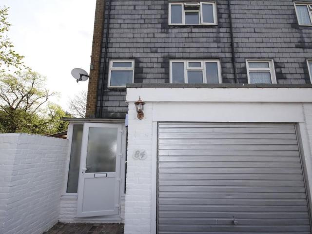 Greatfields Drive, Uxbridge, UB8 4 bed semi detached house to rent £2,650 pcm £612 pw