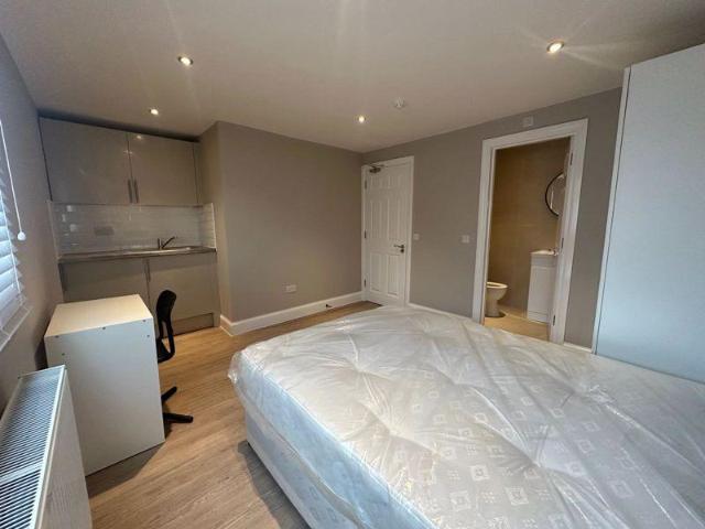 Greatfields Drive, Uxbridge, UB8 6 bed terraced house to rent £6,000 pcm £1,385 pw