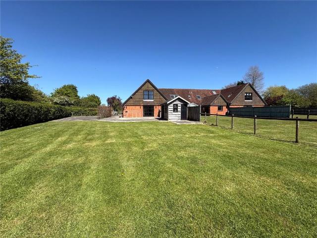 Greatham, Liss, Hampshire, GU33 4 bed end of terrace house to rent £2,250 pcm £519 pw