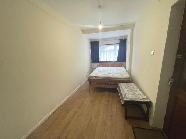 Greatwest Road, Heston 1 bed flat to rent £1,000 pcm £231 pw
