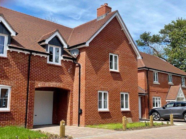 Grebe Place, Fordingbridge SP6 3 bed end of terrace house to rent £1,850 pcm £427 pw