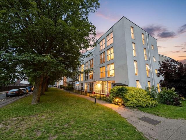 Green View, Salford M7, 2 bed flat to rent, £900 pcm | PrimeLocation
