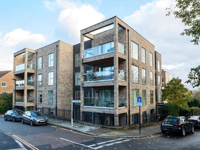 Green Dale London SE5 3 bed flat to rent £2,650 pcm £612 pw