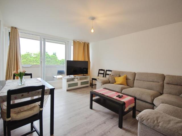 Green Dragon Lane, Brentford 1 bed flat to rent £1,798 pcm £415 pw