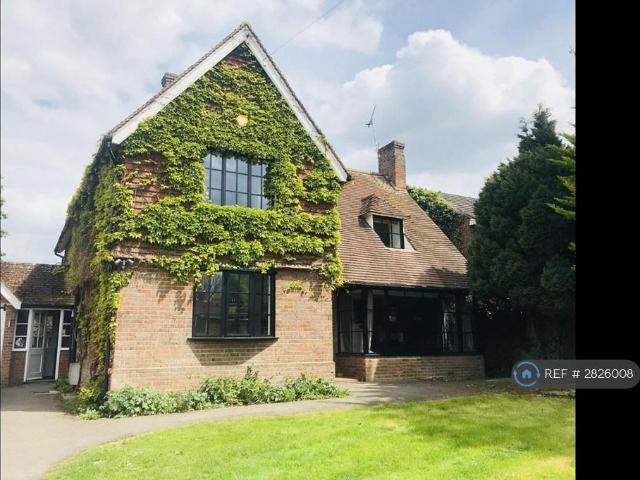 Green End Street, Aston Clinton. 4 bed detached house to rent £3,499 pcm £807 pw