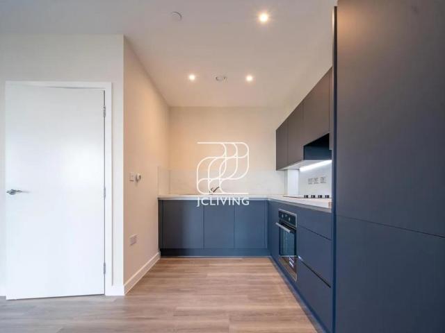 Green Ferry Way London E17 2 bed apartment to rent £2,899 pcm £669 pw