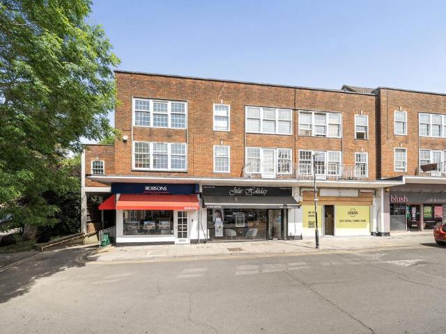 Green Lane, Northwood, HA6 2 bed flat to rent £1,900 pcm £438 pw