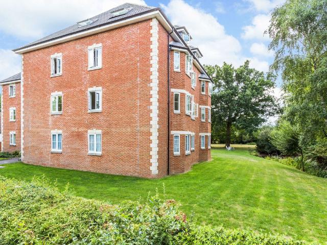 Green Lane, Horley RH6, 1 bed flat to rent, £1,000 pcm | PrimeLocation