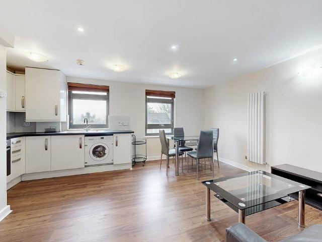 Green Lane, Ilford IG1 2 bed flat to rent £1,650 pcm £381 pw