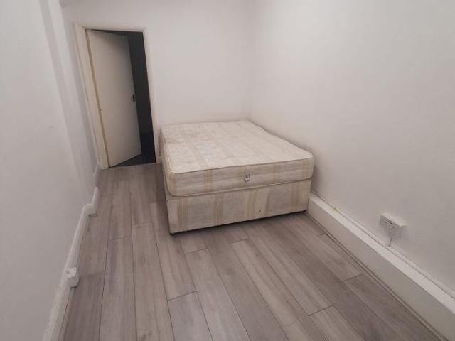Green Lane, Ilford IG1, Studio to rent, £850 pcm | PrimeLocation