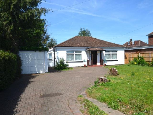 Green Lane, Sunbury On Thames TW16, 3 bed detached bungalow to rent, £2,200 pcm | PrimeLocation