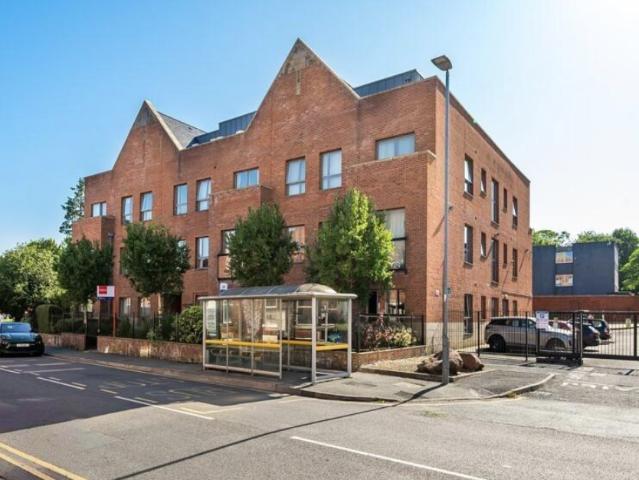 Green Lane, Wilmslow SK9, 2 bed flat to rent, £1,400 pcm | PrimeLocation