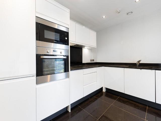 Green Lanes Walk, London N4, 3 bed flat to rent, £3,000 pcm | PrimeLocation