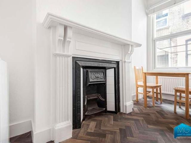 Green Lanes, Winchmore Hill, London, N21