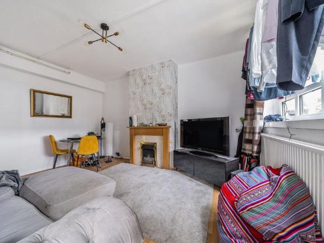 Green Lanes, Finsbury Park, London, N4 3 bed flat to rent £4,000 pcm £923 pw