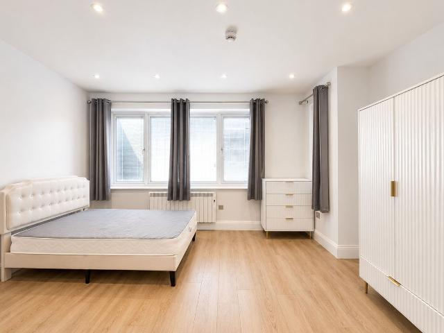 Green Lanes, London N21, Studio to rent, £1,300 pcm | PrimeLocation