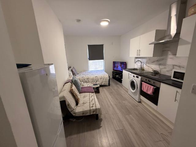 Green Lanes, London N8, Room to rent, £1,350 pcm | PrimeLocation