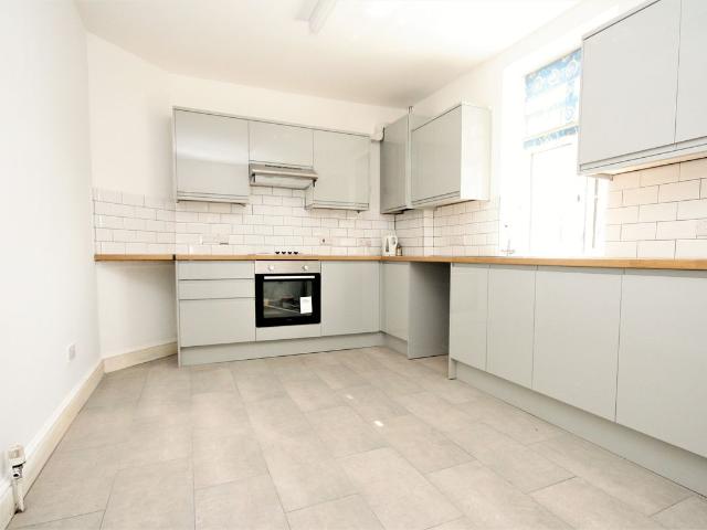 Green Lanes, Palmers Green N13, 4 bed flat to rent, £3,150 pcm | PrimeLocation