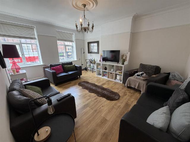 Green Lanes, Palmers Green N13 4 bed maisonette to rent £3,150 pcm £727 pw