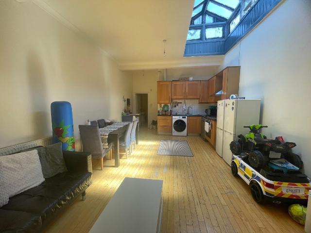 Green Lanes, Palmers Green N13, 2 bed flat to rent, £1,650 pcm | PrimeLocation