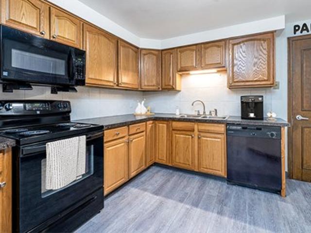 Green Lake Apartments and Townhomes One Bedroom 800 sqft