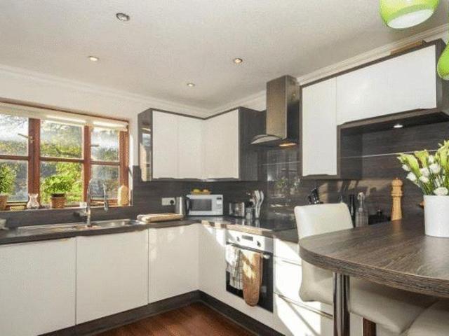 Green Ridges, Oxford 2 bed apartment to rent £1,650 pcm £381 pw
