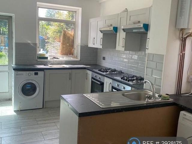 Green Road, London, N14 Studio to rent £1,050 pcm £242 pw