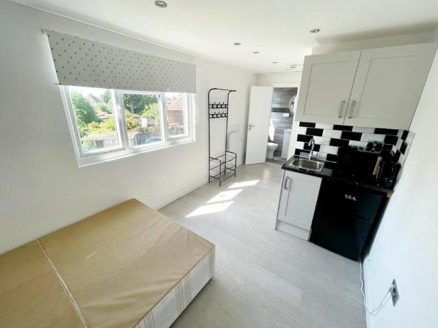 Green Road, Southgate Studio to rent £1,095 pcm £253 pw