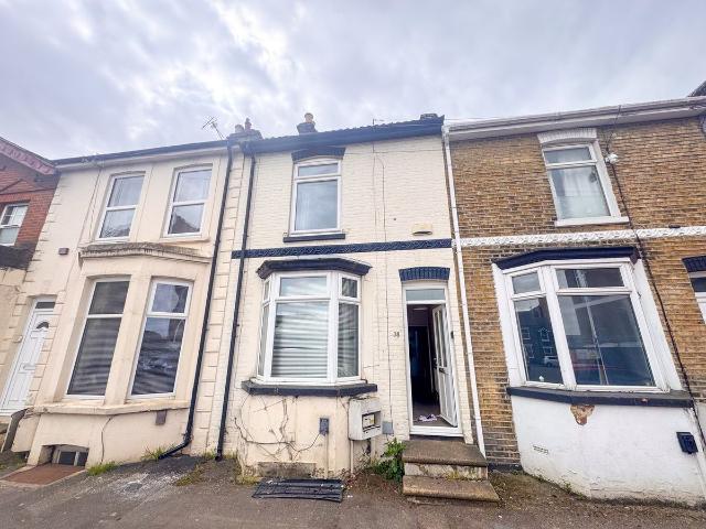 Green Street, Gillingham ME7, 2 bed terraced house to rent, £1,250 pcm | PrimeLocation