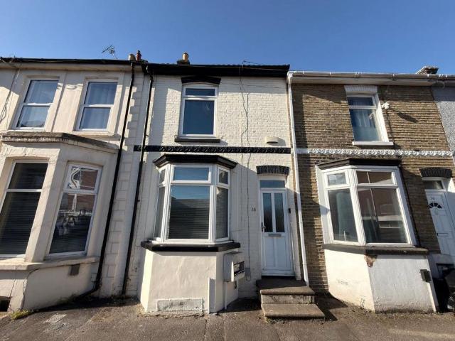 Green Street, Gilllingham 2 bed terraced house to rent £1,245 pcm £287 pw