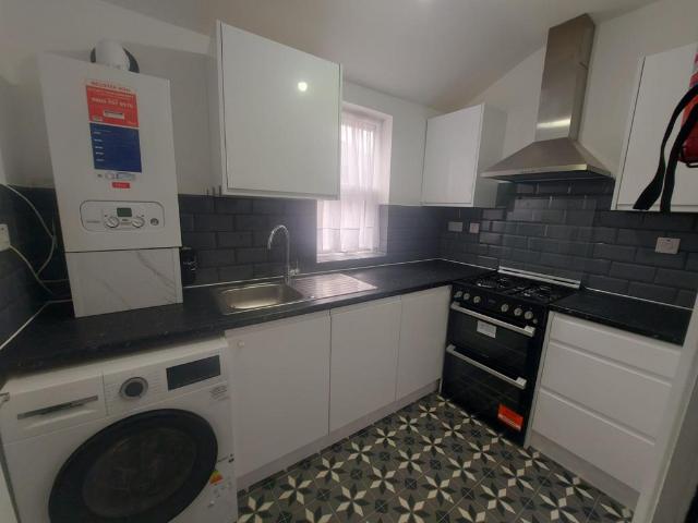 Green Street, E13 2 bed flat to rent £1,850 pcm £427 pw