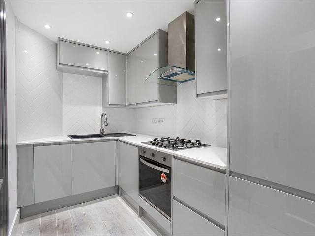 Green Street, London, E13 2 bed apartment to rent £1,850 pcm £427 pw
