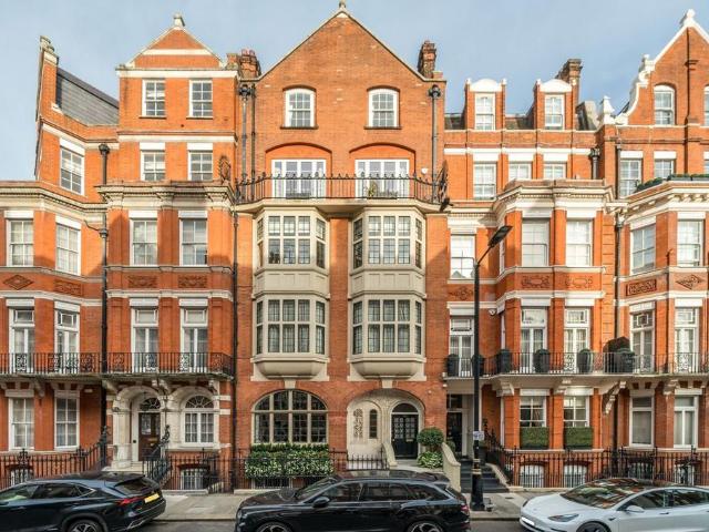 Green Street, London W1K 3 bed flat to rent £14,950 pcm £3,450 pw