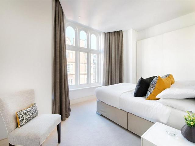 Green Street, Mayfair W1 3 bed flat to rent £17,983 pcm £4,150 pw