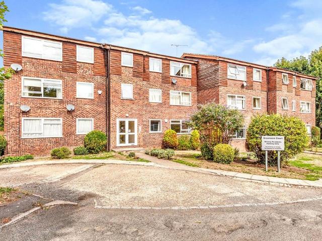 Greenacre Court, Egham TW20 2 bed flat to rent £1,700 pcm £392 pw