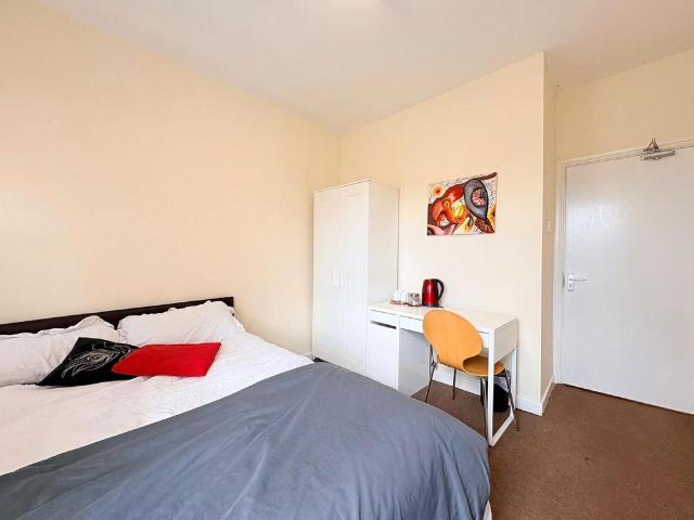 Greenbank Road, Mossley Hill. 9 bed maisonette to rent £2,500 pcm £577 pw