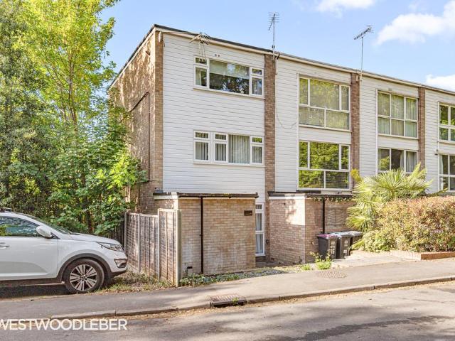 Greencoates, Hertford SG13 3 bed end of terrace house to rent £2,495 pcm £576 pw
