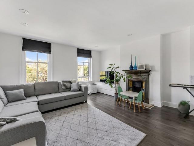 Greencroft Gardens, South Hampstead, NW6 3 bed flat to rent £4,000 pcm £923 pw