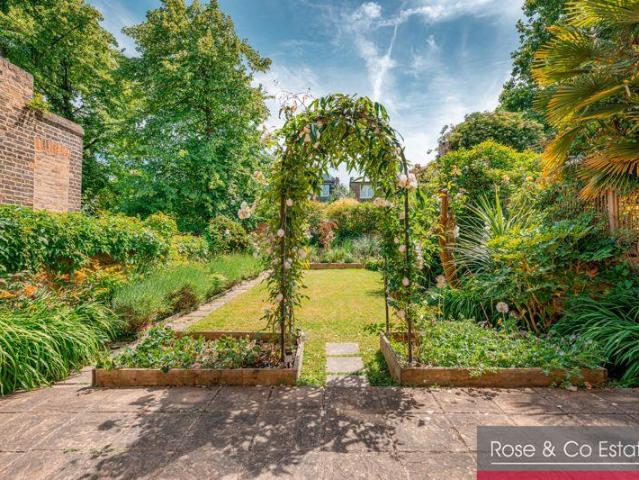 Greencroft Gardens, South Hampstead. 3 bed flat to rent £5,200 pcm £1,200 pw