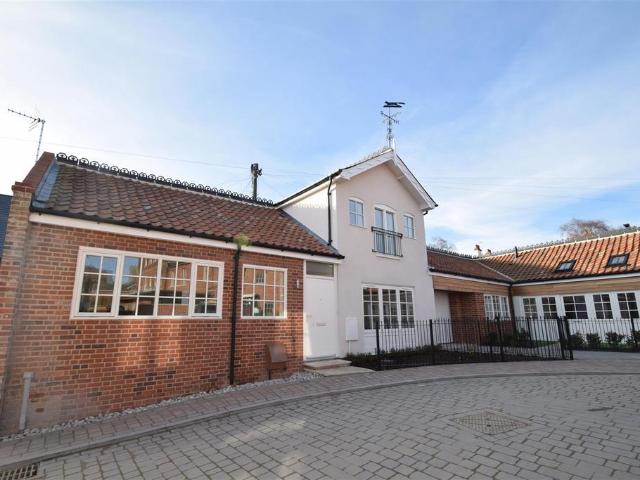Greene Mews, Bury St. Edmunds IP33 2 bed coach house to rent £1,650 pcm £381 pw